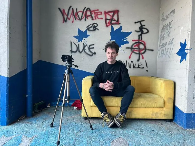 Mark Cousins gira in Italia, a Cinecittà, il suo prossimo 'Marcia su ...